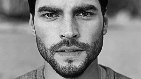 Akın Akınözü Returns as “Kılıç” in new series “Aile Albümü”